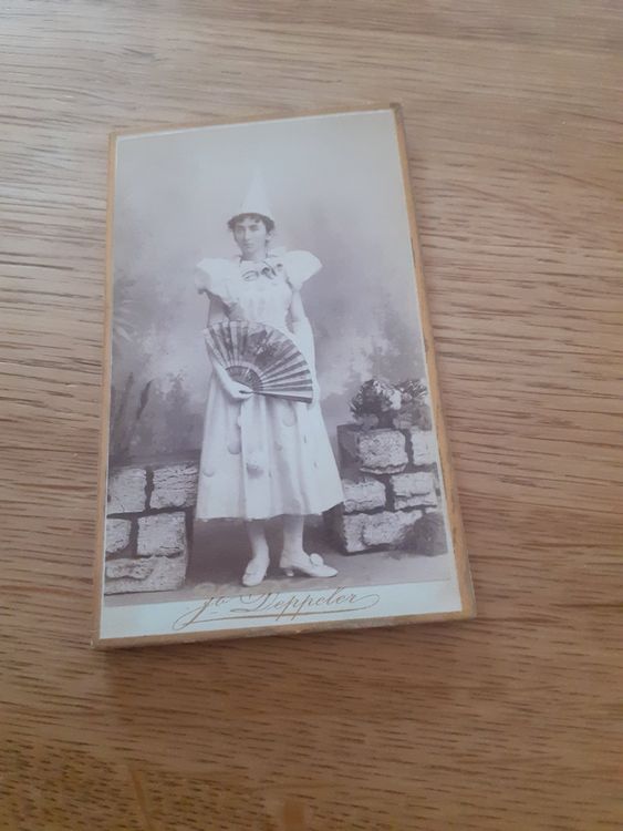 SCHWIIZER JUGEND DAZUMAL -JUNGI DAME i WYSSEM KOSCHTüM -BERN (Gebraucht ...