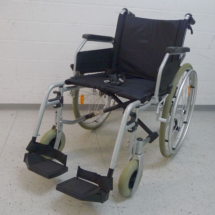 Rollstuhl Bescomed SB 48 cm, nur CHF 189 | Kaufen auf Ricardo