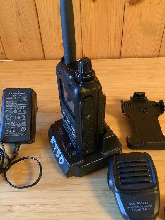 YAESU FT5D mit SSM-17A, CD-41, SAD-25, Gürtelclip topZustand (Gebraucht ...