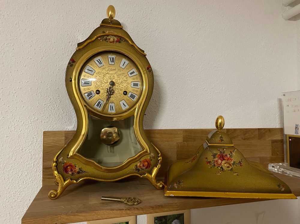 Uhr Le Castel auf Sockel + Originalschlüssel (Gebraucht) in Libingen ...