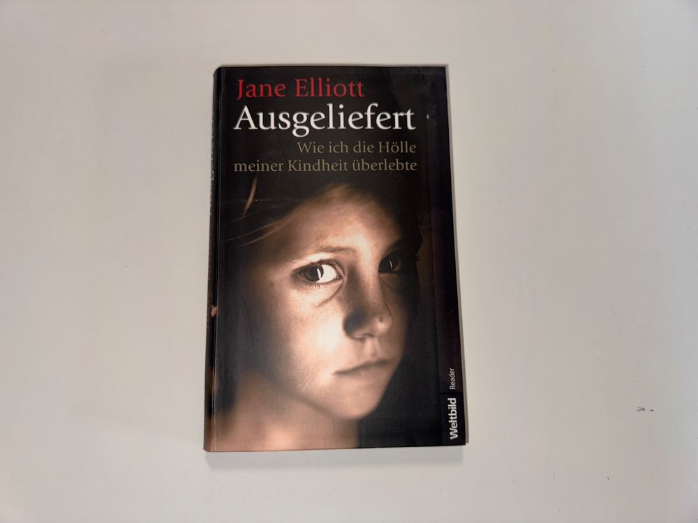 Buch: Ausgeliefert, Jane Elliott (Gebraucht) in Grosswangen für CHF 5 – mit Lieferung auf ...