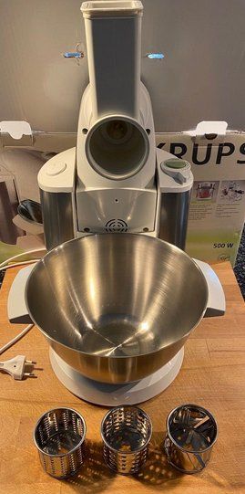 Küchenmaschine / Mixer / Raffeln / Kneten /Fleischwolf (Gebraucht) in ...