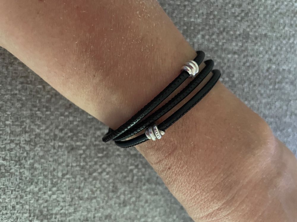 Dodo Nodo Armband mit schwarzem Leder inkl. 2 Koten Charms | Acheter ...