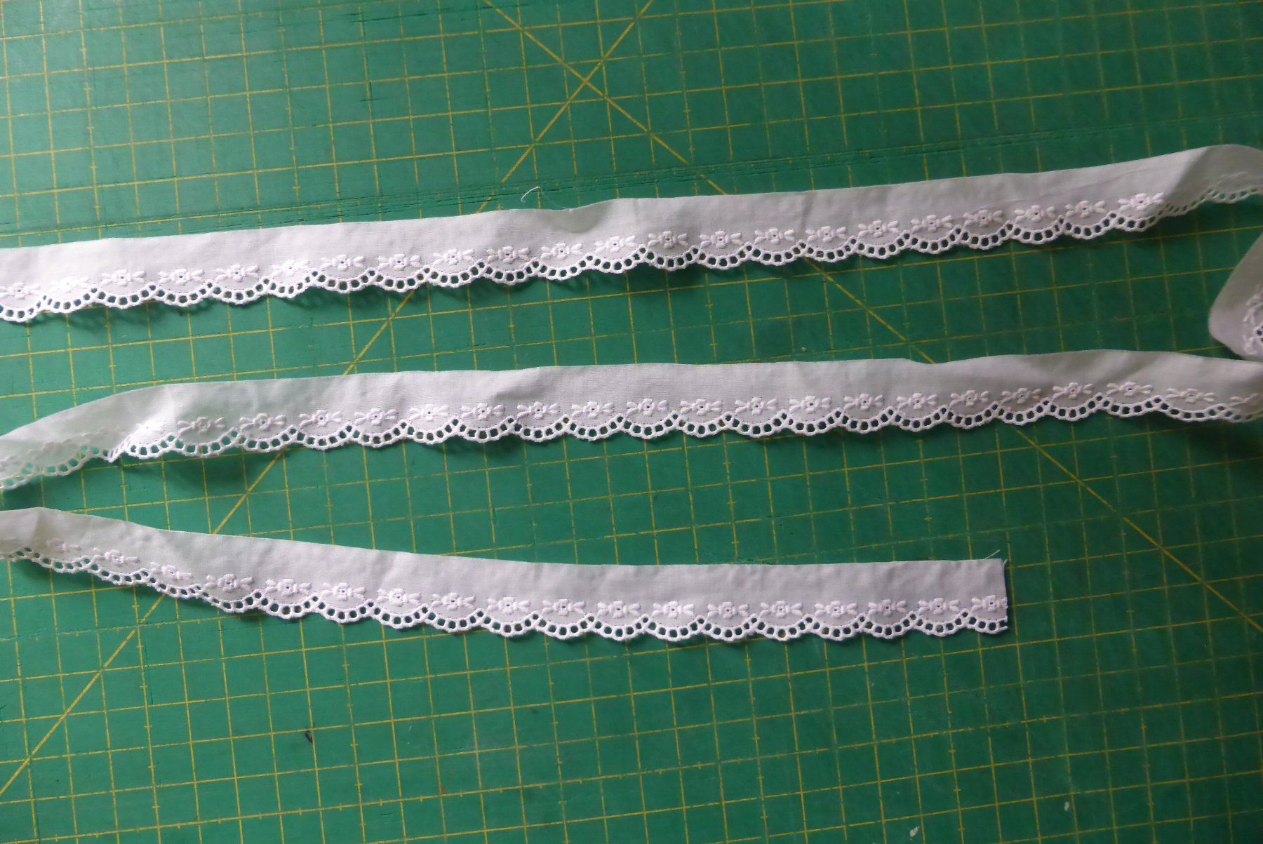 Alte Spitzen weiss und fein - Restenpreis für 1 Meter (Neu (gemäss ...