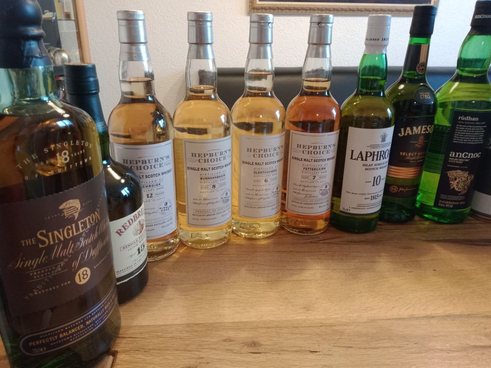 15 Flaschen Whisky und eine Flasche Rum ab 1.-!!! | Kaufen auf Ricardo