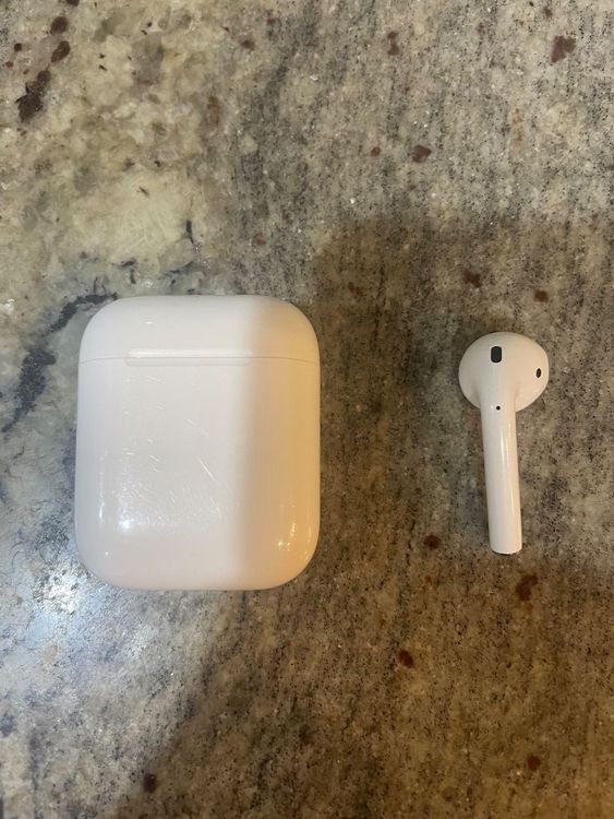 AirPods 2 Gen. + Rechter Kopfhöhrer (Gebraucht) in für CHF 56 – mit ...