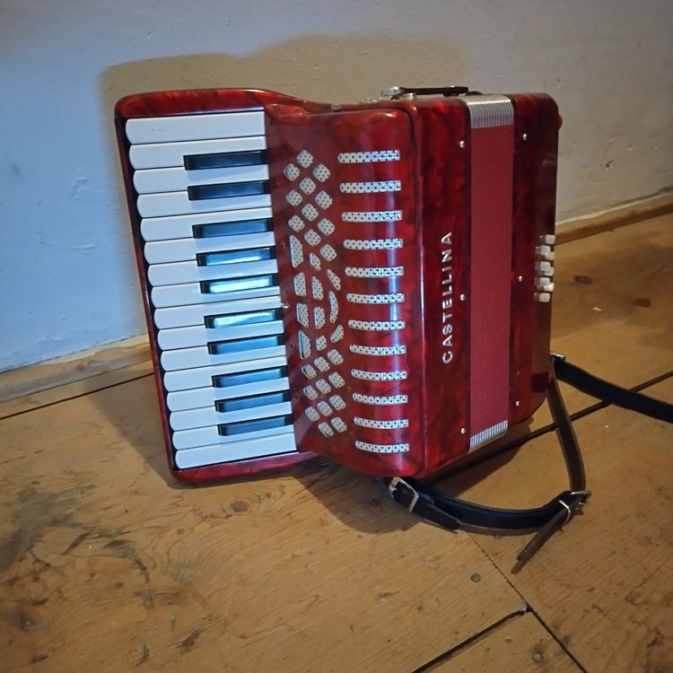 Castellina Akordeon (Gebraucht) in Biel/Bienne für CHF 45 – nur Abholung auf Ricardo kaufen