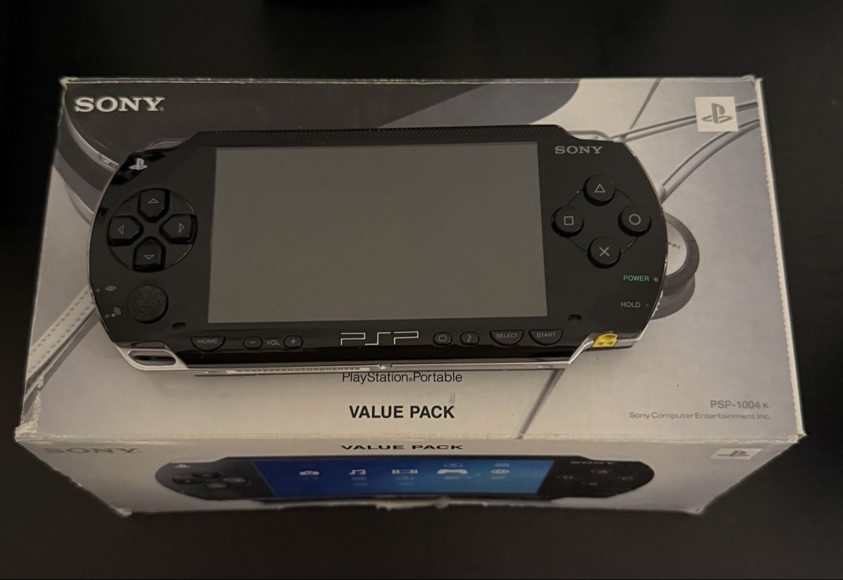 Sony PSP-1004 Value Pack (OVP) + Ladekabel + 4 Spiele (Gebraucht) in ...