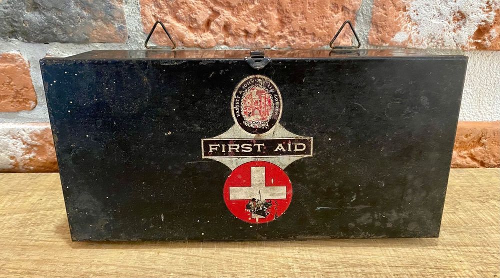 Alte Metallbox First Aid, London England 40er Jahre (Gebraucht) in Root ...