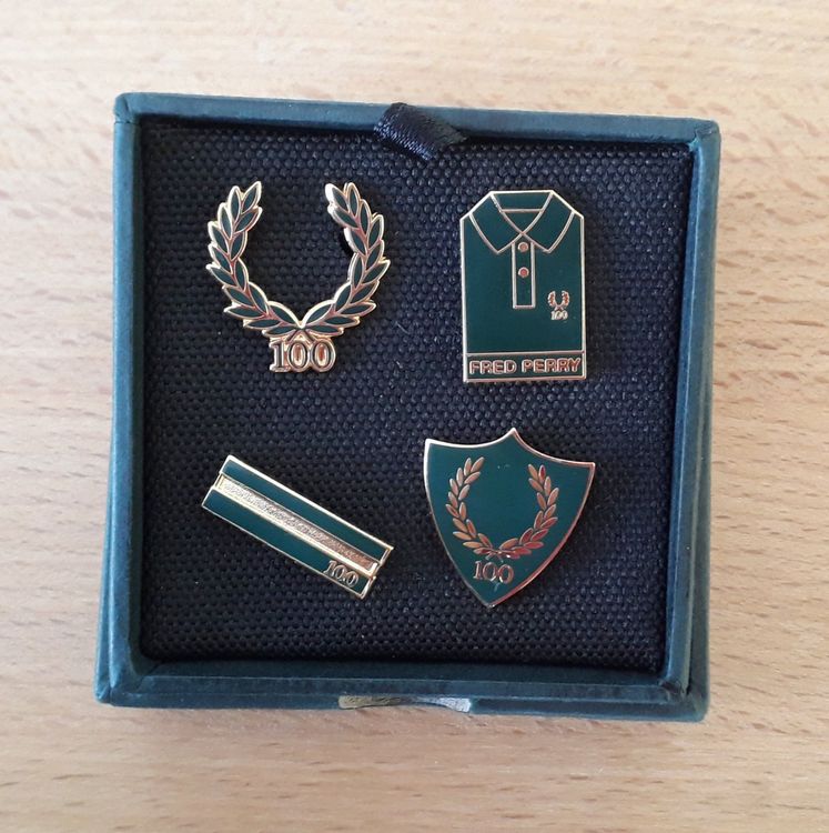 Pin 100 Jahre Fred Perry (Neu (gemäss Beschreibung)) in Amriswil für ...