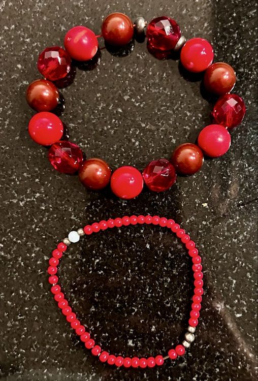 Zwei rote Perlen Armbänder (Gebraucht) in Dübendorf für CHF 10 – mit ...