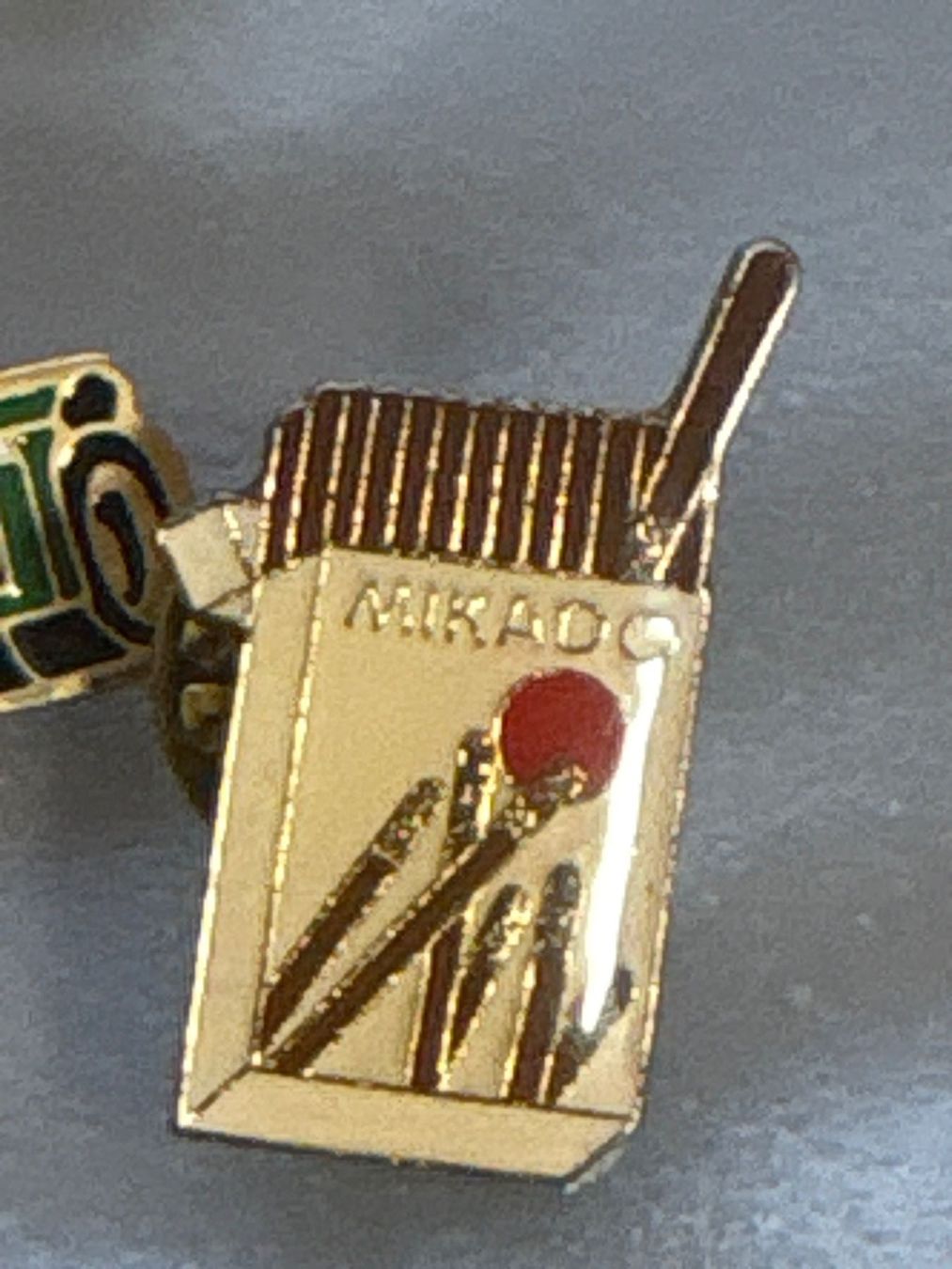 Diverse Sammlung von Pins/Anstecknadeln - div. Sujets (Gebraucht) in ...