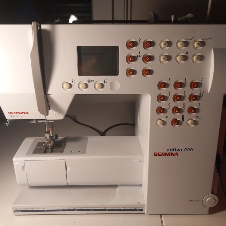 Nähmaschine Bernina Activa 220 mit Zubehör | Kaufen auf Ricardo