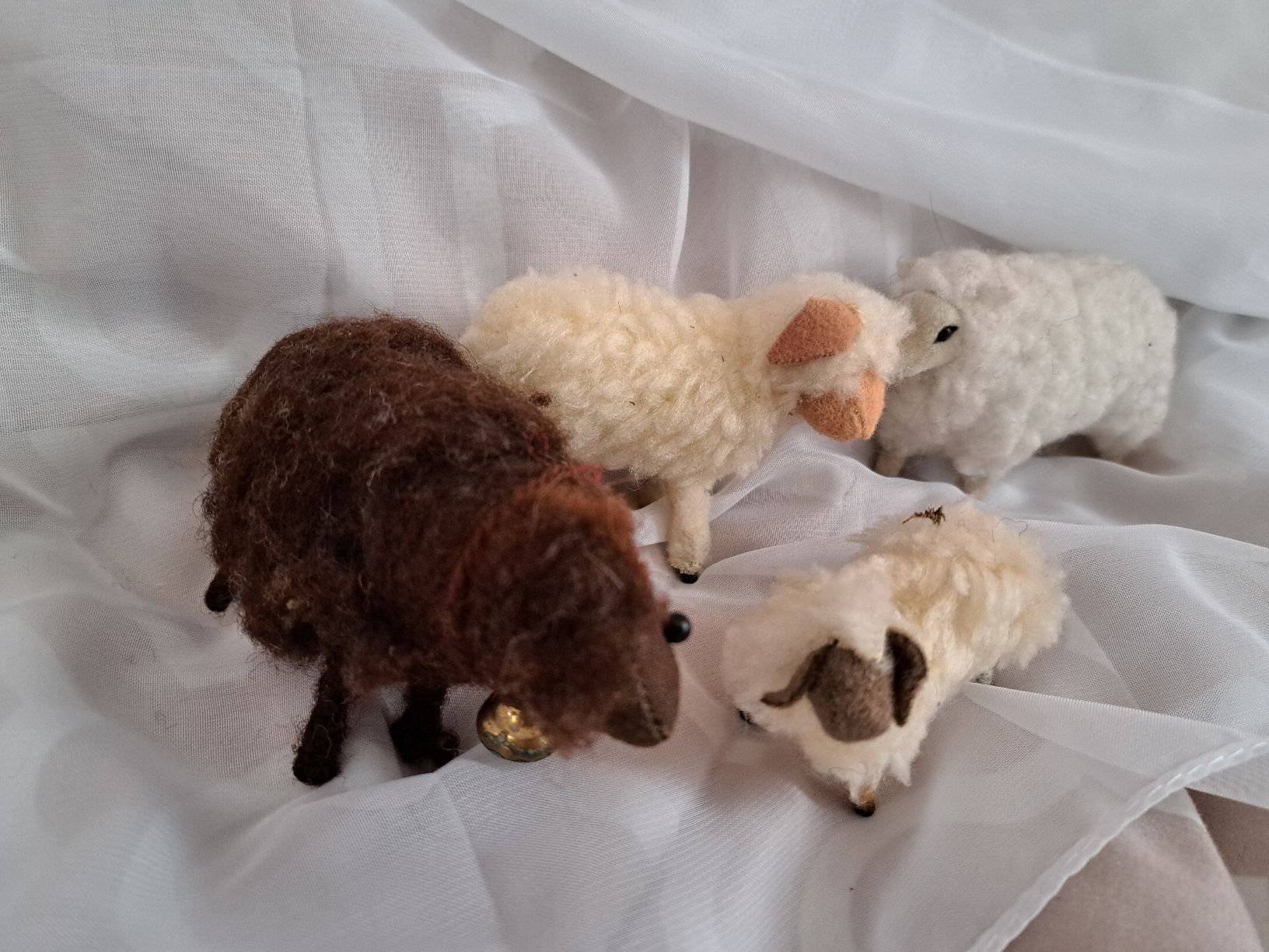 4 Schäfchen zu Schwarzenberger Krippe (Gebraucht) in Zufikon für CHF 18 ...