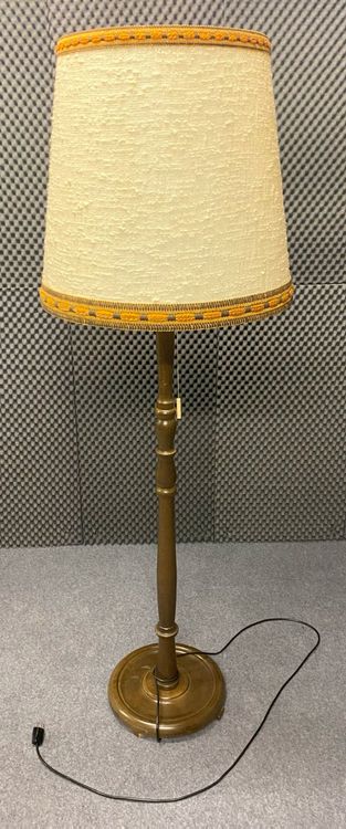 Vintage/Antike Stehlampe mit Holzfuss und Schirm (Gebraucht) in Samedan für CHF 40 – nur ...