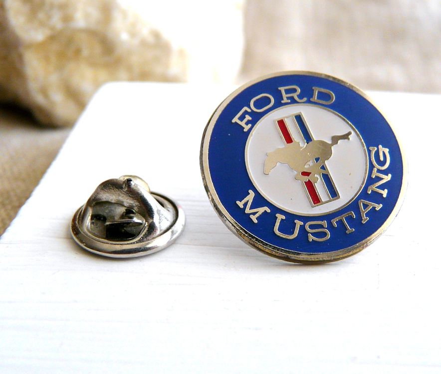Ford Mustang logo Auto Pferd cheval +Versand Pin M13V.28 (Gebraucht) in ...
