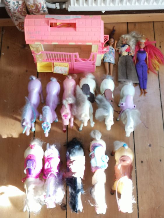 Barbie Pferdestall mit 11 Pferden 3 Barbiepuppen (Gebraucht) in für CHF ...