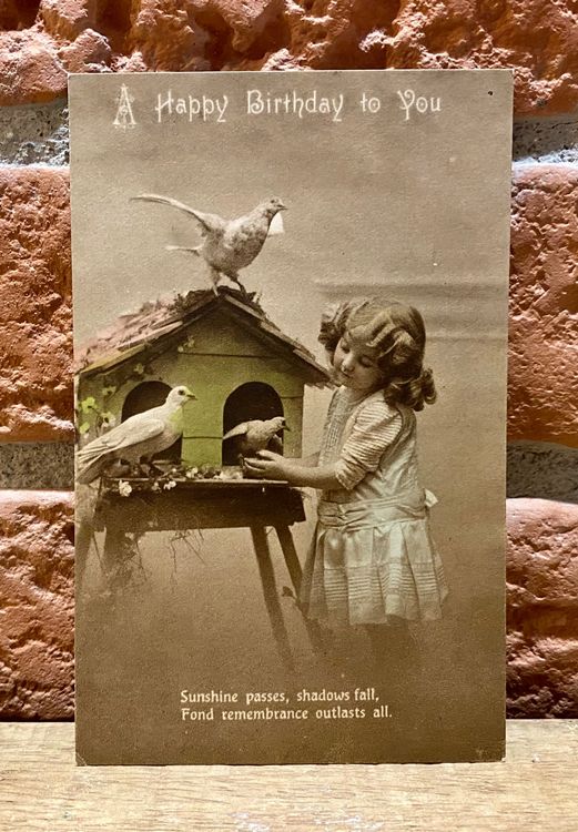 Antike Foto AK Kind - Mädchen mit Taubenhaus aus England (Gebraucht) in Root für CHF 2 – mit ...