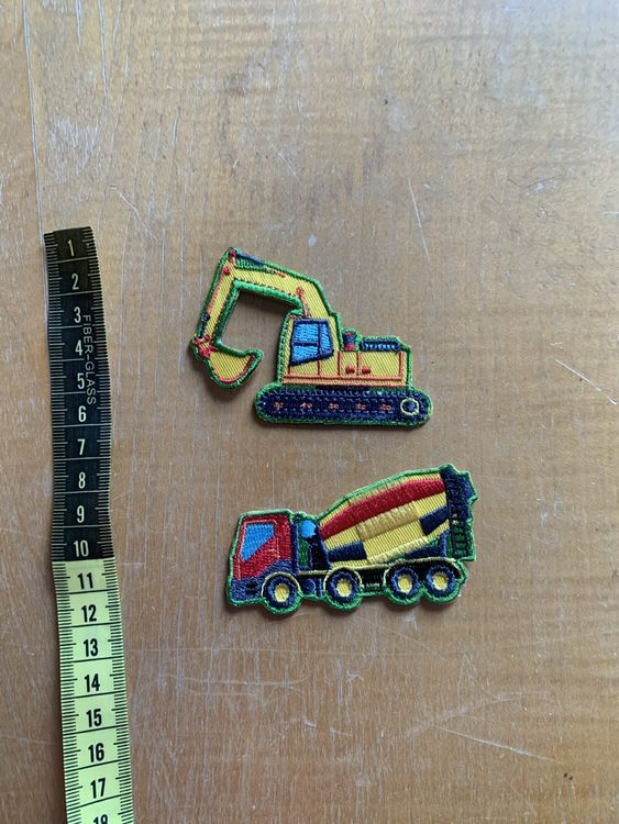 Aufnäher Bagger und Betonmischer (Neu (gemäss Beschreibung)) in Kestenholz für CHF 3 – mit ...