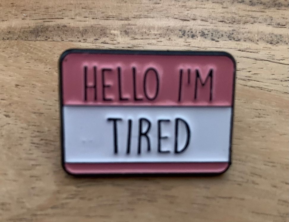 Lustiger Pin Nametag Hello, I‘m Tired (Neu und originalverpackt) in ...