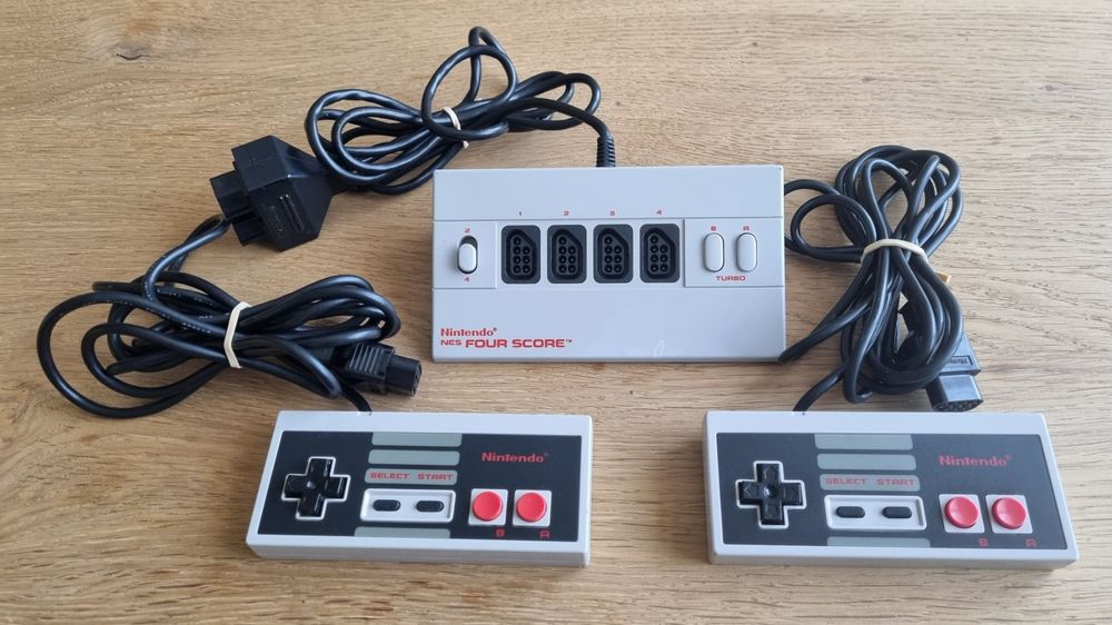 Original Nintendo NES Controller x 2 + Four Score Adapter (Gebraucht ...