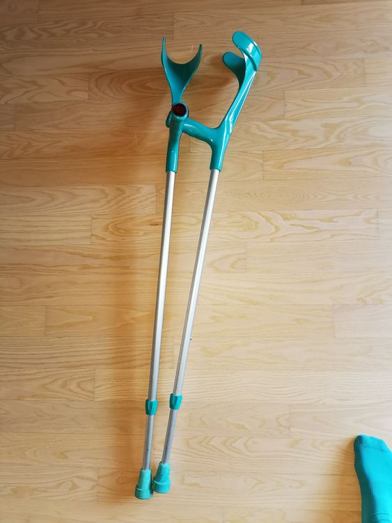 Gehilfe/ Krücken, höhenverstellbar (Gebraucht) in für CHF 3 – nur ...