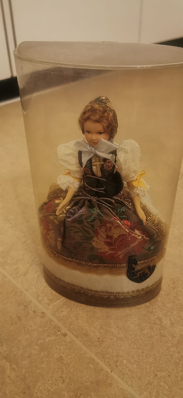 Cybell Puppe mit Tracht im Glas, sehr gut erhalten! (Gebraucht) in ...