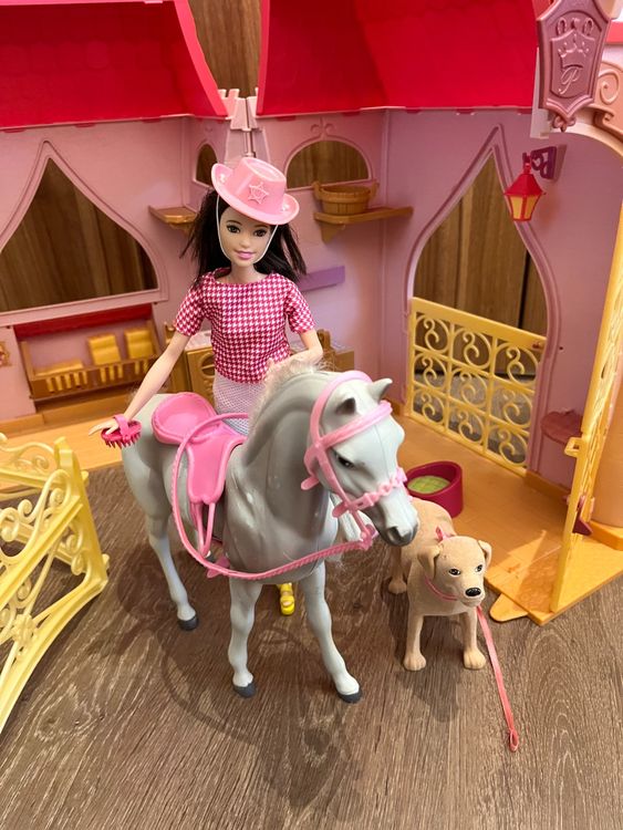 Barbie Stall- Schloss mit Zubehör (Gebraucht) in Herisau für CHF 1 ...