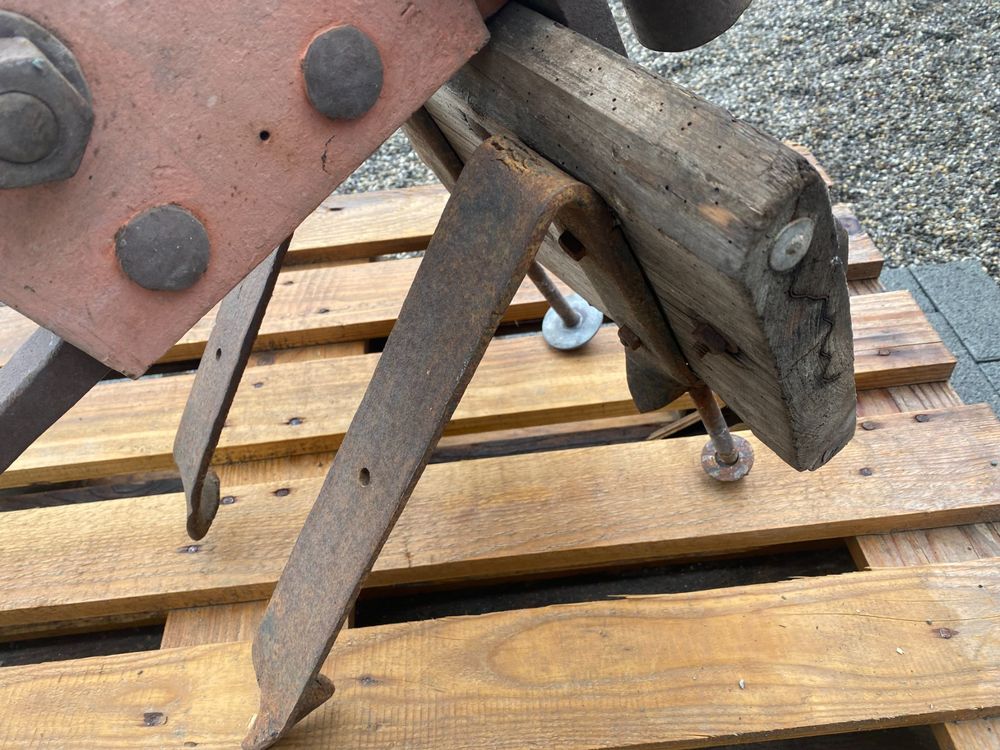 Antiker, sehr massiver Schraubstock (Gebraucht) in Worben für CHF 1 – nur Abholung auf Ricardo ...