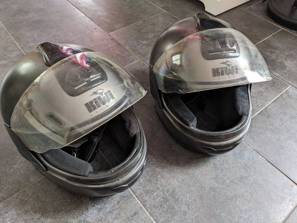 2 Motorradhelme (Gebraucht) in Moosseedorf für CHF 10 – nur Abholung ...