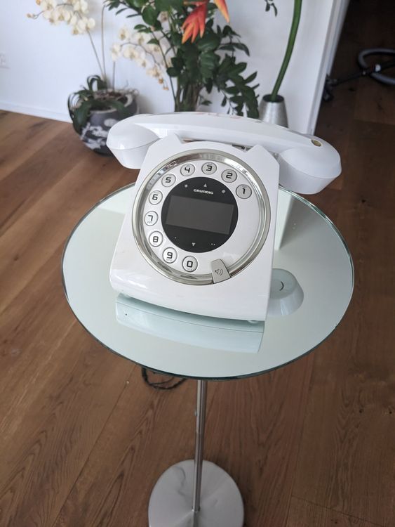 Grundig SIXTY Telefon weiss inklusive Ständer | Kaufen auf Ricardo