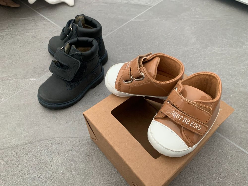 2 Paar Kinder Schuhe (Gebraucht) in Cama für CHF 3 – mit Lieferung auf ...