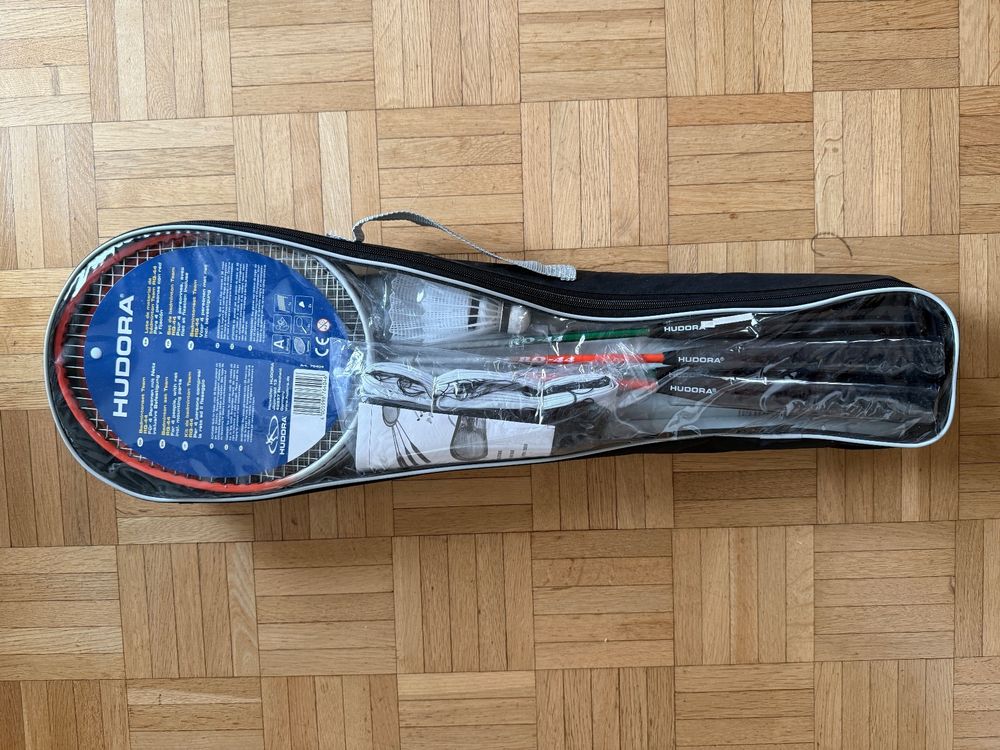 Neues Badmintonset für 4 Personen mit Netz und Befestigung (Neu und originalverpackt) in Zürich ...