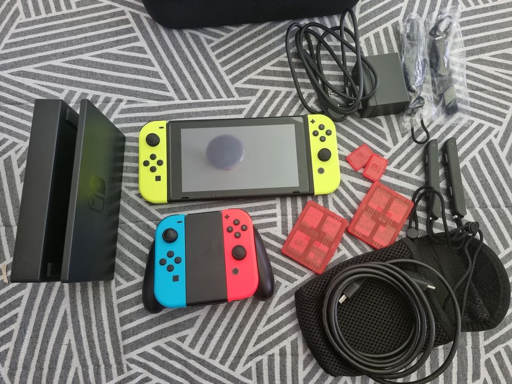 Nintendo Switch - 1st Gen - +128 GB - +2 Joycons + Div. (Gebraucht) in ...