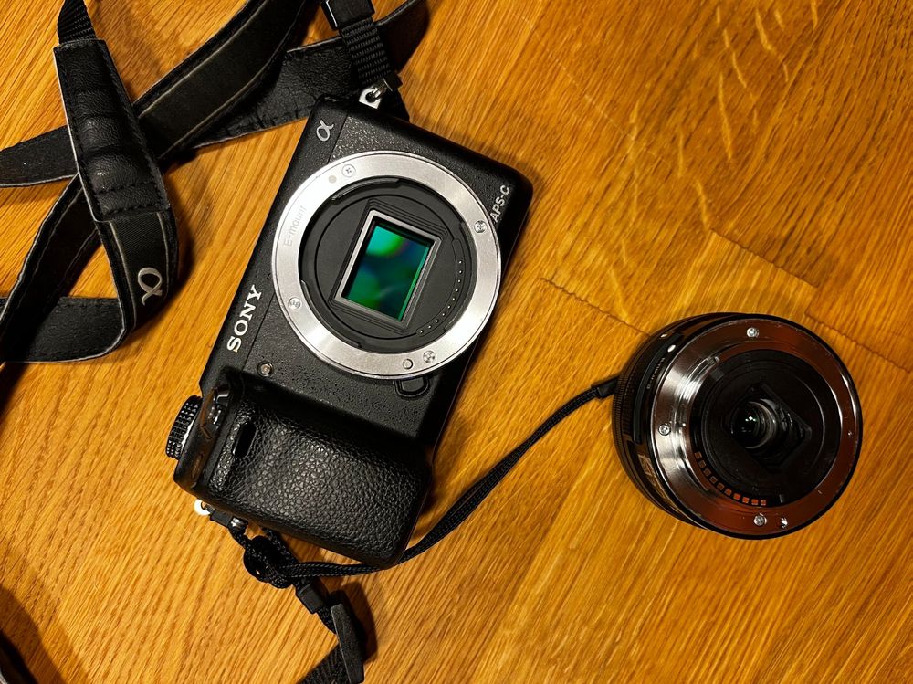 Sony NEX-6 Mirrorless Camera with kit lens and charger (Gebraucht) in Zürich für CHF 200 – mit ...