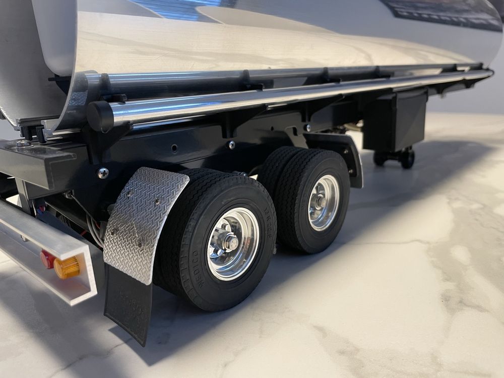 Wedico Volvo Lastwagen mit Tankauflieger (Neu (gemäss Beschreibung)) in ...