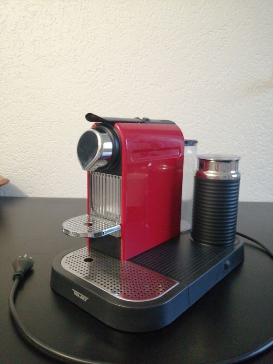 Machine Nespresso rouge, avec mousseur à lait (D'occasion) à La Tour de ...