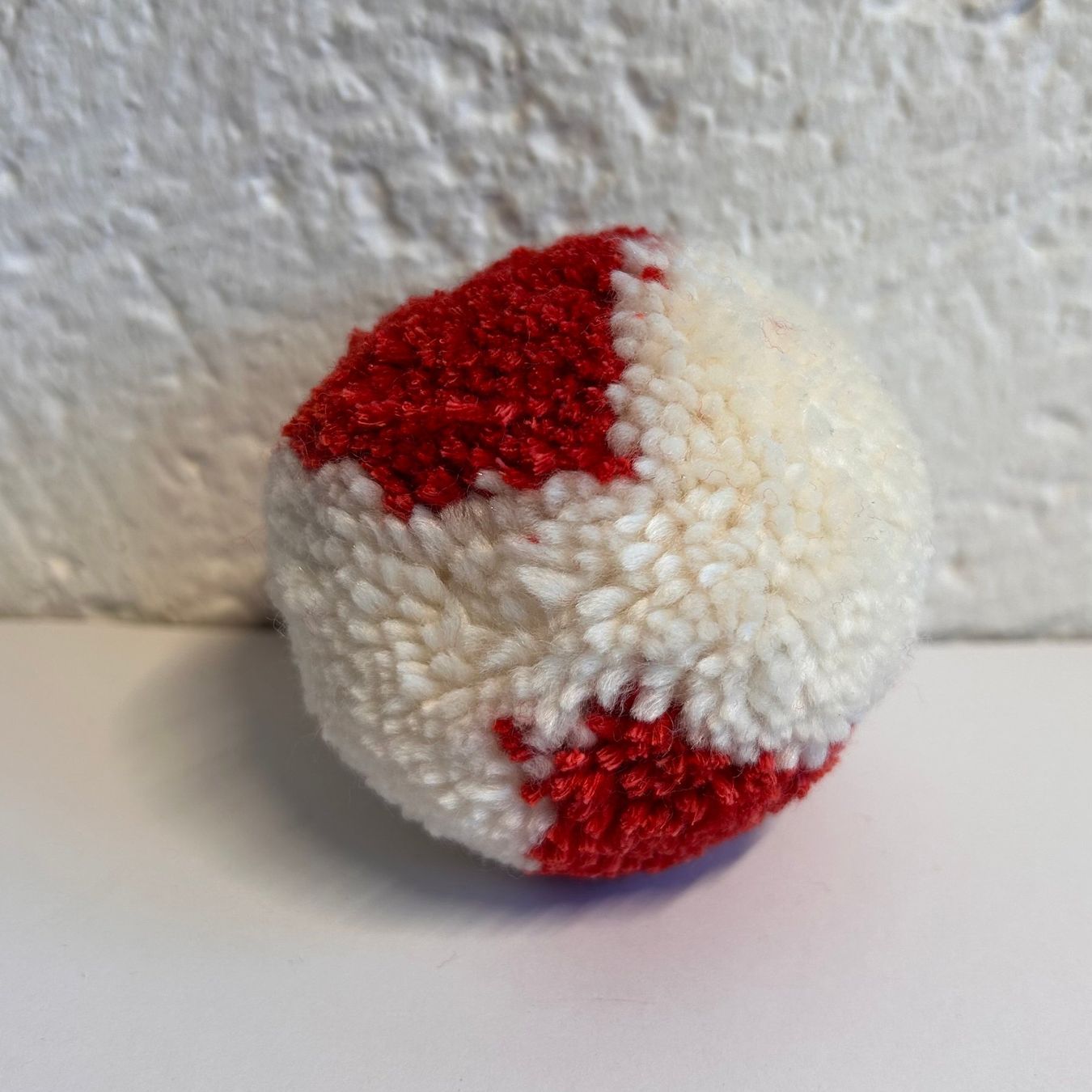 DIY-Pompom aus Wolle (Rot-Weiss) (Gebraucht) in Bern für CHF 3 – mit ...