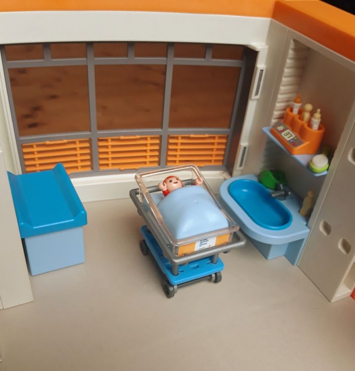 Playmobil Kinderklinik (3 Stöcke) mit Landeplatz (Gebraucht) in Wattwil für CHF 110 – mit ...