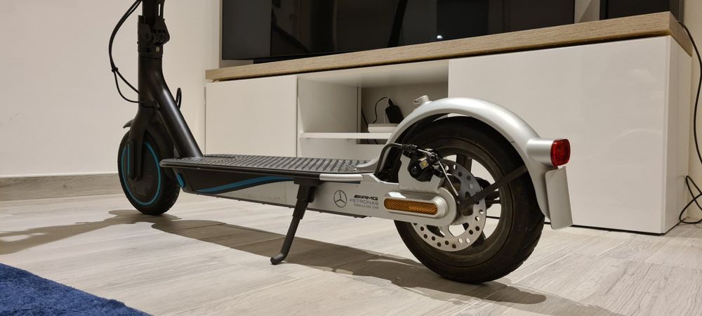 Xiaomi Mi Pro 2 Mercedes AMG 25 km/h, 1 x 300 W, 45 km | Kaufen auf Ricardo