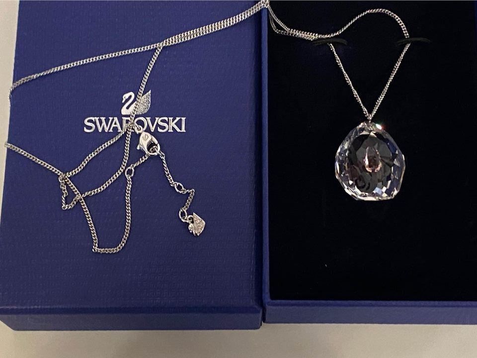 Swarovski Kette Neu und original rosa (Neu und originalverpackt) in Kirchleerau für CHF 26 – mit ...