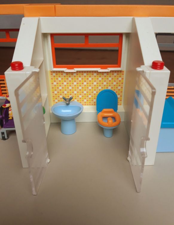 Playmobil Kinderklinik (3 Stöcke) mit Landeplatz (Gebraucht) in Wattwil für CHF 110 – mit ...