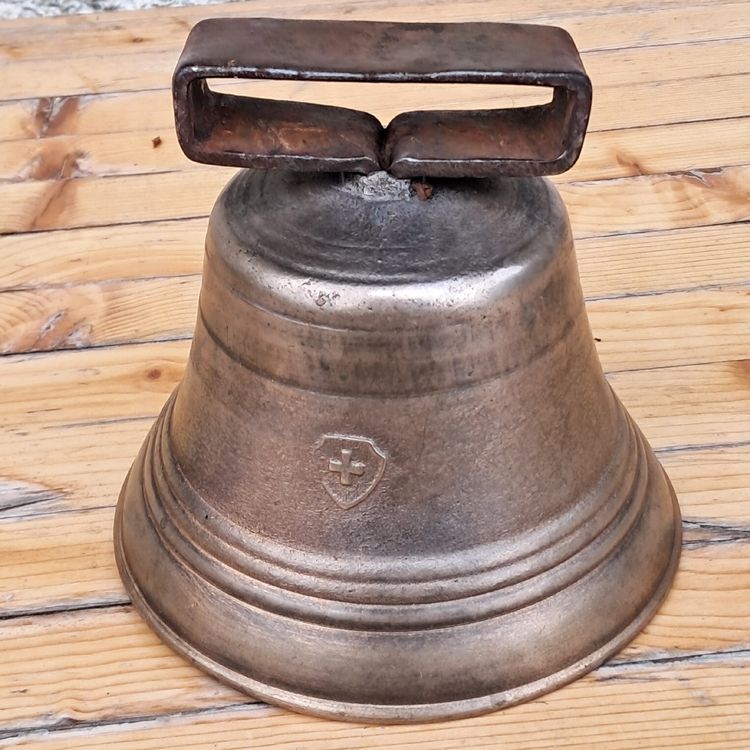 Schöne alte Glocke mit Schweizerkreuz (Gebraucht) in Murten für CHF 26 ...