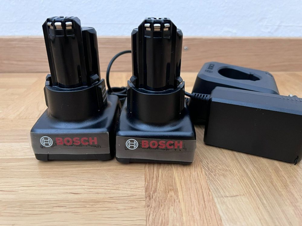 Bosch Akku 12V 2× 4.0 Ah inklusive Ladegerät. Fabrikneu (Neu und ...