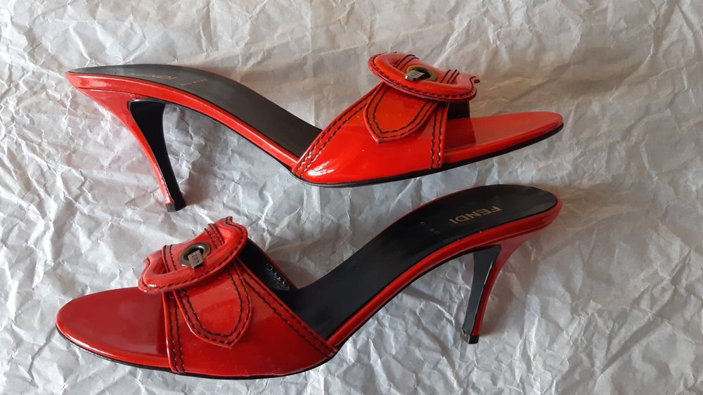FENDI Sabots rot Lackleder mit Schnalle Gr. 38,5 (US 8,5) (Neu und ...