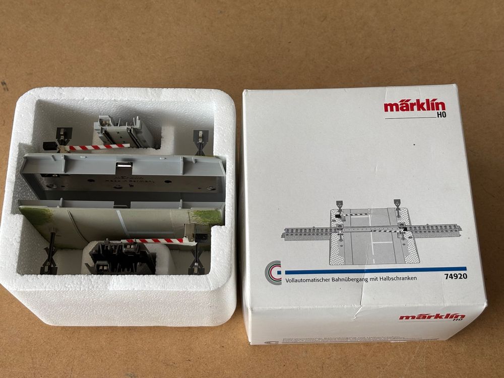 Märklin 74920 Bahnübergang mit Halbschranken (Gebraucht) in Hauterive ...
