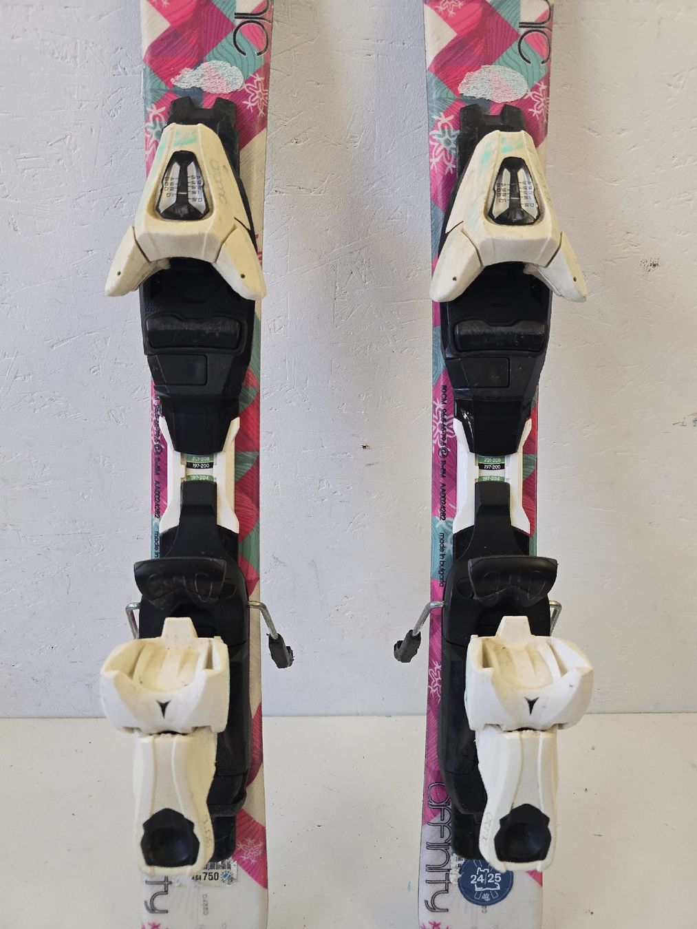 Skis enfant Atomic 70cm avec fixes reglables (D'occasion) à Sugiez pour CHF 36 – avec livraison ...