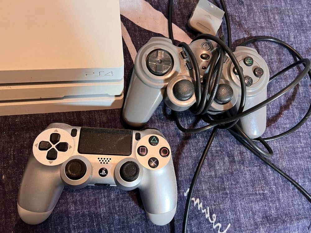 PlayStation 4 , weiss, mit zwei Controlle (46) (Gebraucht) in Illnau ...