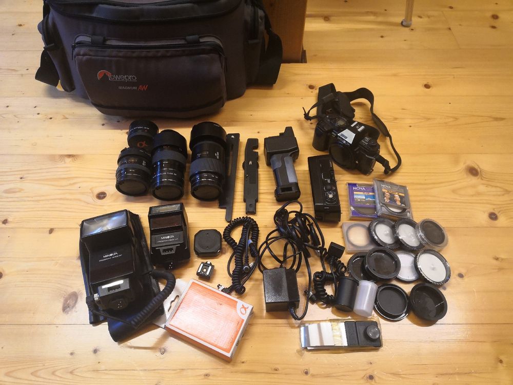 Minolta 9000 AF mit Zubehör (Gebraucht) in Buochs für CHF 100 – nur Abholung auf Ricardo kaufen