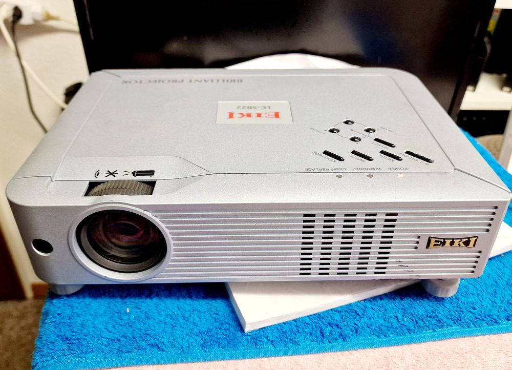 EIKI LC-SB22 Beamer - Mit Cinch/S-Video/VGA Anschlüssen (Gebraucht) in ...